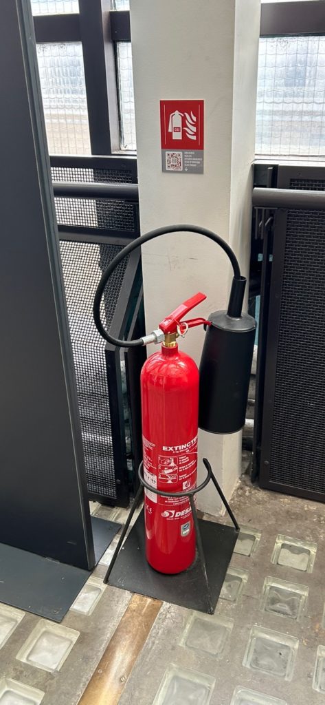 Support pour extincteurs