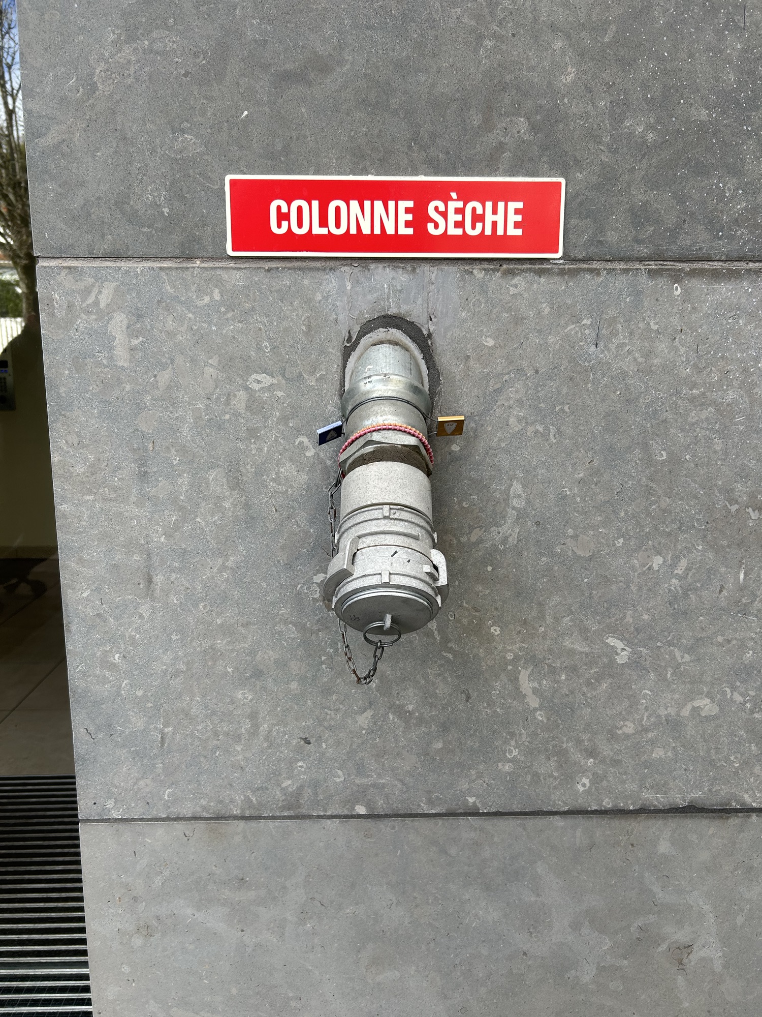 Vérification et maintenance de colonnes sèches par nos experts EXTINCTOR.