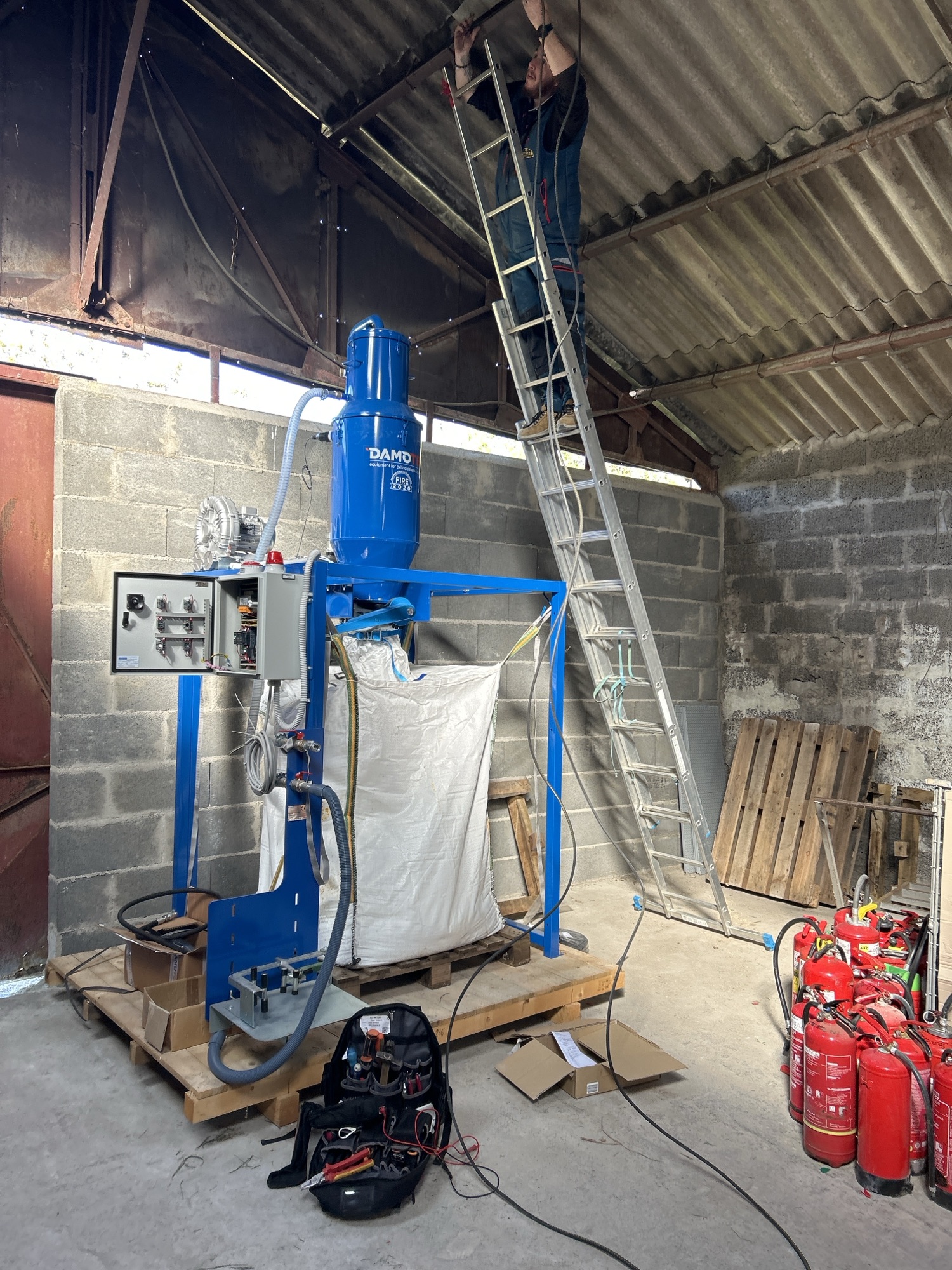 Installation et branchement de notre machine à extraire les poudre ...