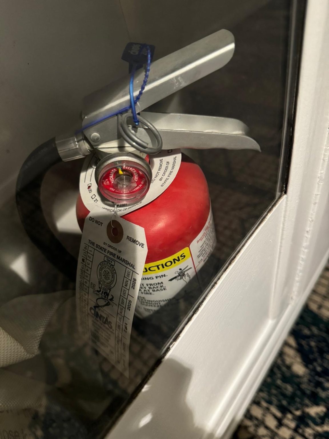 EXTINCTOR en Californie, quand les étiquettes de vérifications ...